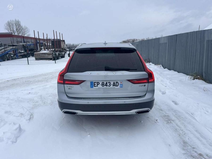 Grey Volvo V90 2017 in Taurage, with an engine capacity of 2.00 L and mileage of 240 thousand km for 18850 €, photo 7 on AUTOMOTO.COM.LV
