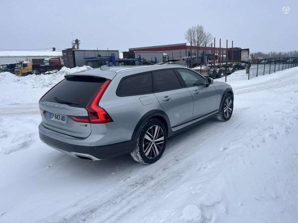 Grey Volvo V90 2017 in Taurage, with an engine capacity of 2.00 L and mileage of 240 thousand km for 18850 €, photo 8 on AUTOMOTO.COM.LV