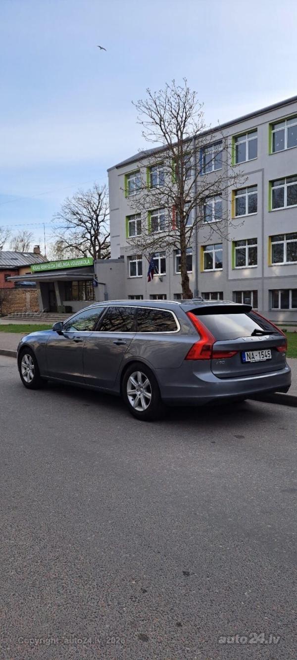 Grey Volvo V90 2017 in Riga, with an engine capacity of 2.00 L and mileage of 301 thousand km for 13900 €, photo 5 on AUTOMOTO.COM.LV