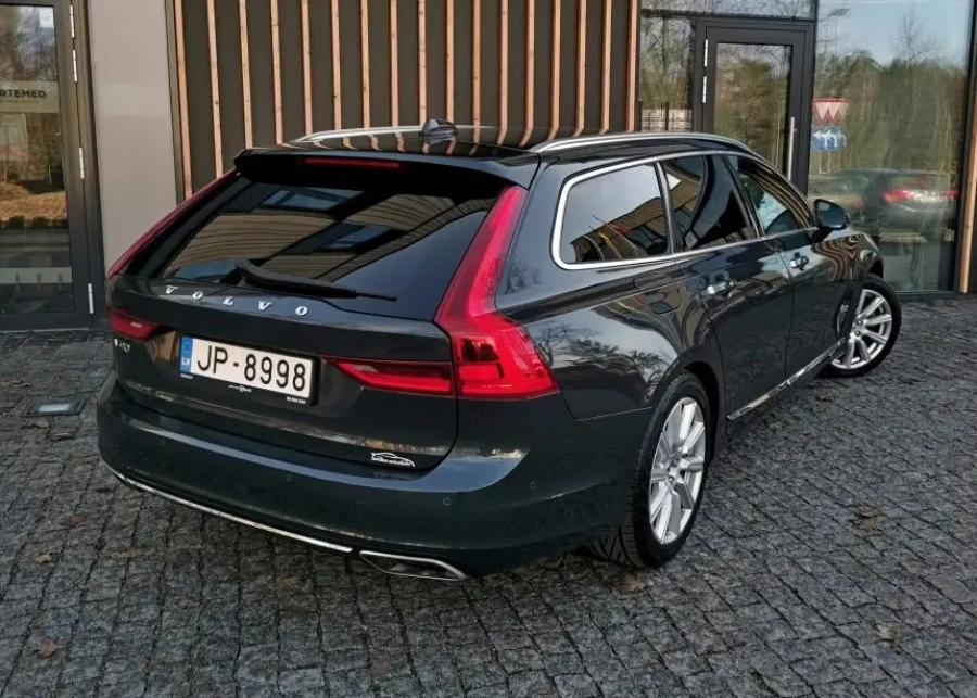 Grey Volvo V90 2017 in Riga, with an engine capacity of 2.00 L and mileage of 192 thousand km for 20990 €, photo 4 on AUTOMOTO.COM.LV