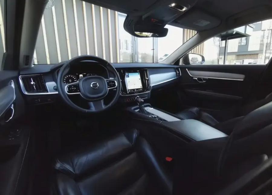 Grey Volvo V90 2017 in Riga, with an engine capacity of 2.00 L and mileage of 192 thousand km for 20990 €, photo 5 on AUTOMOTO.COM.LV
