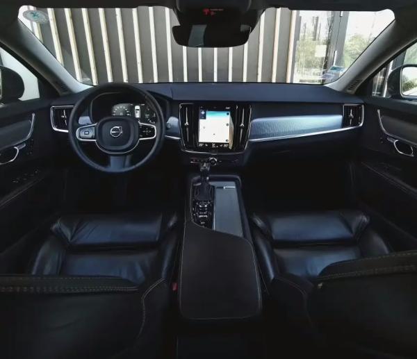 Grey Volvo V90 2017 in Riga, with an engine capacity of 2.00 L and mileage of 192 thousand km for 20990 €, photo 5 on AUTOMOTO.COM.LV