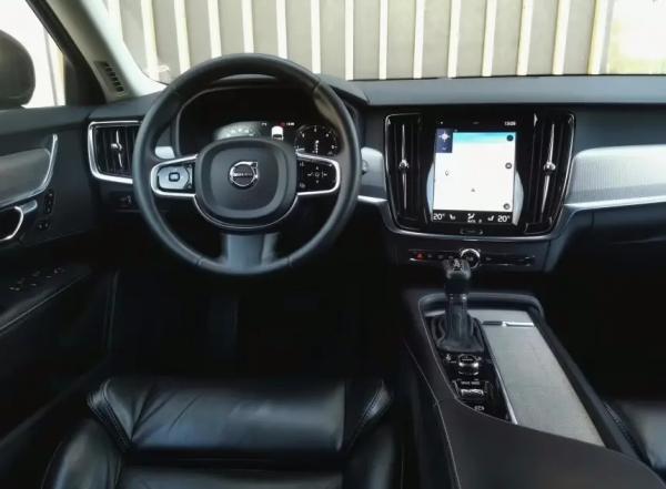 Grey Volvo V90 2017 in Riga, with an engine capacity of 2.00 L and mileage of 192 thousand km for 20990 €, photo 9 on AUTOMOTO.COM.LV
