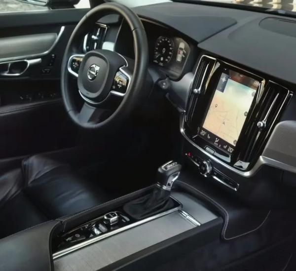 Grey Volvo V90 2017 in Riga, with an engine capacity of 2.00 L and mileage of 192 thousand km for 20990 €, photo 10 on AUTOMOTO.COM.LV