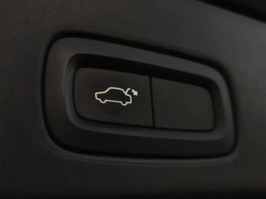 Grey Volvo V90 2017 in Riga, with an engine capacity of 2.00 L and mileage of 192 thousand km for 20990 €, photo 21 on AUTOMOTO.COM.LV