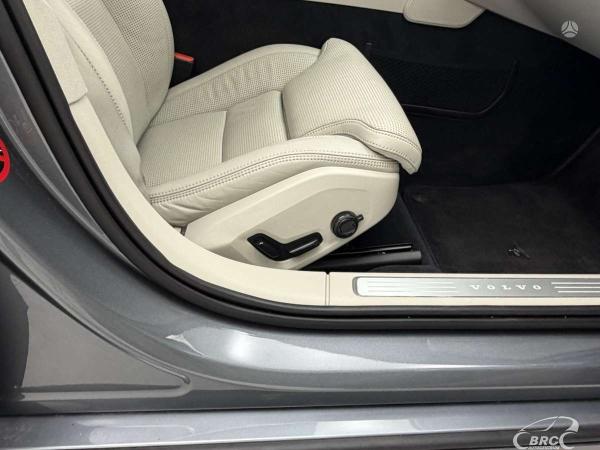 Grey Volvo V90 2017 in Vilnius, with an engine capacity of 1.97 L and mileage of 234 thousand km for 16500 €, photo 7 on AUTOMOTO.COM.LV