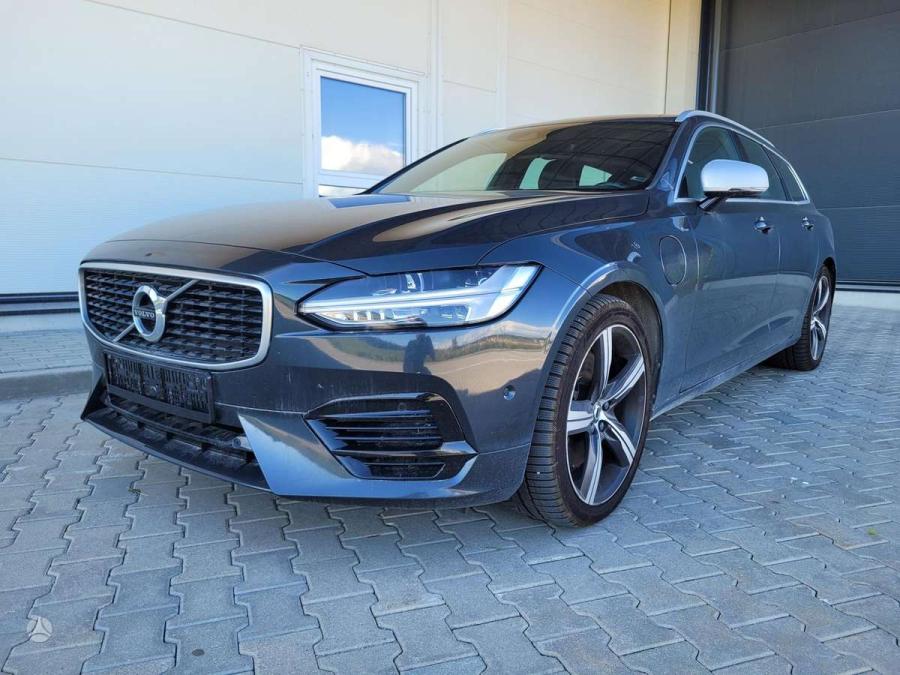 Grey Volvo V90 2017 in Vilnius, with an engine capacity of 1.97 L and mileage of 233 thousand km for 15750 €, photo 1 on AUTOMOTO.COM.LV