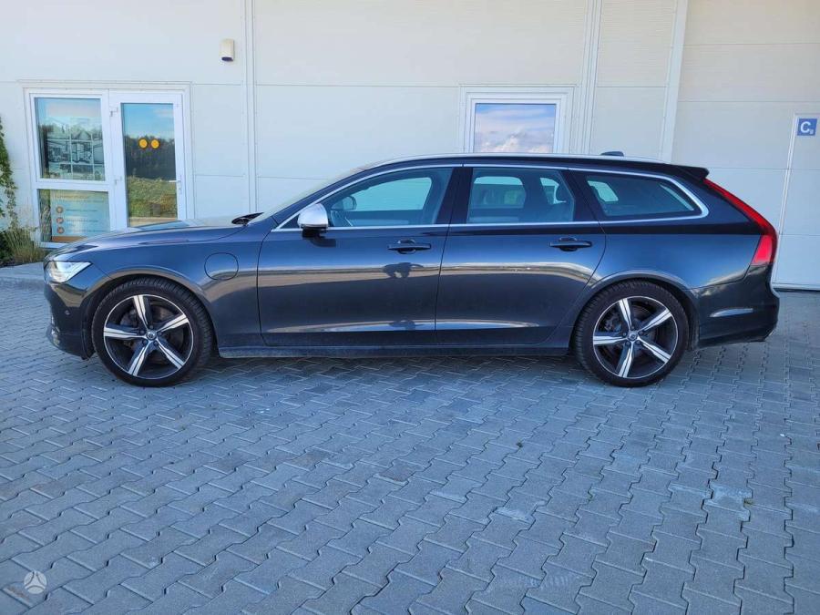 Grey Volvo V90 2017 in Vilnius, with an engine capacity of 1.97 L and mileage of 233 thousand km for 15750 €, photo 4 on AUTOMOTO.COM.LV