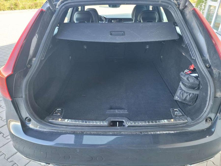 Grey Volvo V90 2017 in Vilnius, with an engine capacity of 1.97 L and mileage of 233 thousand km for 15750 €, photo 16 on AUTOMOTO.COM.LV