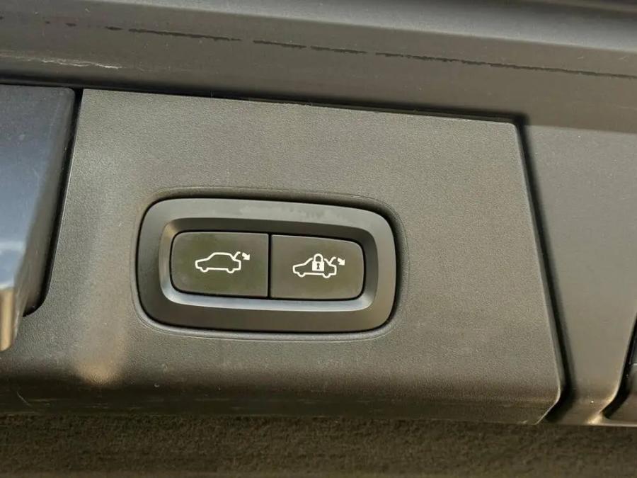 Pelēks Volvo V90 2017 Jelgava, ar dzinēja tilpumu 2.00 L un nobraukumu 283 tūkst. km par 15600 €, foto 24 vietnē AUTOMOTO.COM.LV