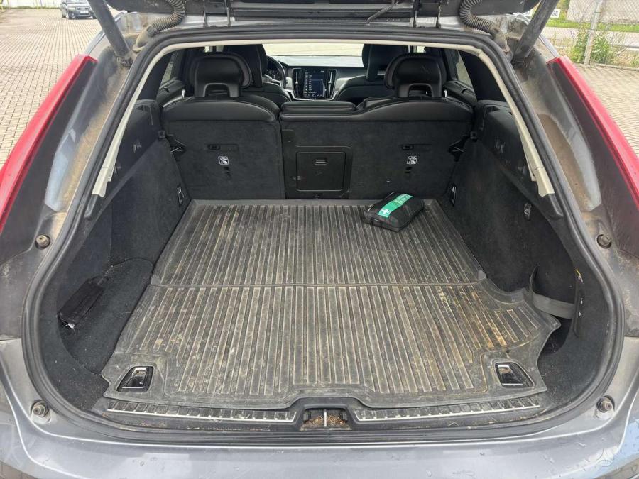 Pelēks Volvo V90 2017 Tauragė, ar dzinēja tilpumu 1.97 L un nobraukumu 300 tūkst. km par 12900 €, foto 28 vietnē AUTOMOTO.COM.LV
