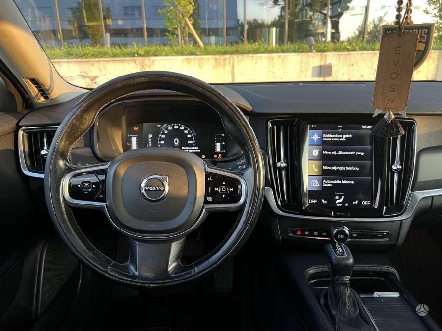 Pelēks Volvo V90 2017 Panevēža, ar dzinēja tilpumu 1.97 L un nobraukumu 590 tūkst. km par 5999 €, foto 12 vietnē AUTOMOTO.COM.LV