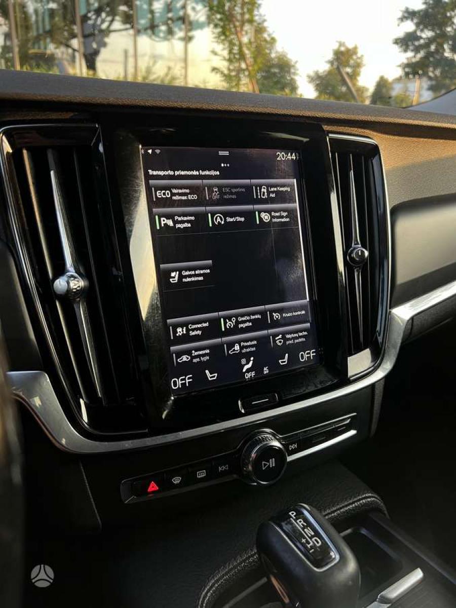Pelēks Volvo V90 2017 Panevēža, ar dzinēja tilpumu 1.97 L un nobraukumu 590 tūkst. km par 5999 €, foto 21 vietnē AUTOMOTO.COM.LV