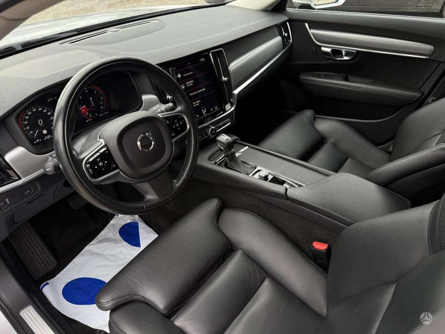 Grey Volvo V90 2017 in Kaunas, with an engine capacity of 2.00 L and mileage of 360 thousand km for 11250 €, photo 9 on AUTOMOTO.COM.LV