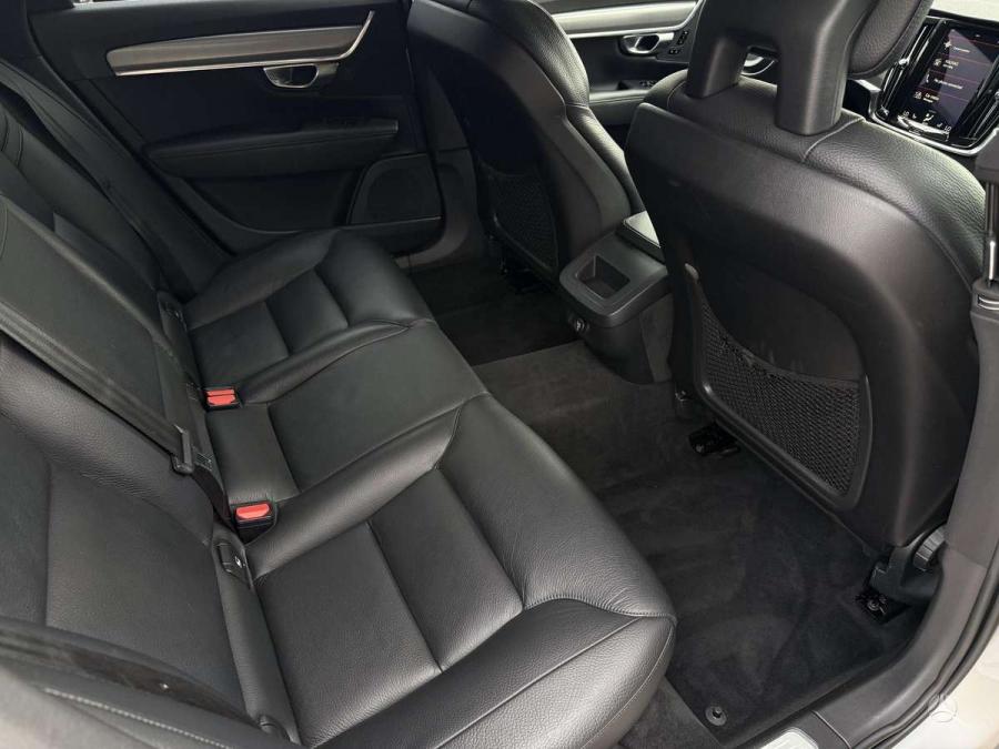 Grey Volvo V90 2017 in Kaunas, with an engine capacity of 2.00 L and mileage of 360 thousand km for 11250 €, photo 11 on AUTOMOTO.COM.LV