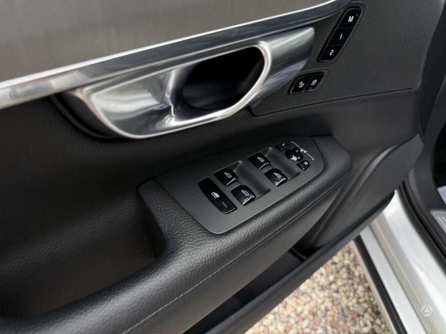 Grey Volvo V90 2017 in Kaunas, with an engine capacity of 2.00 L and mileage of 360 thousand km for 11250 €, photo 12 on AUTOMOTO.COM.LV