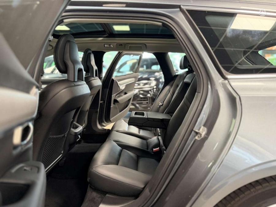 Grey Volvo V90 2017 in Klaipeda, with an engine capacity of 2.00 L and mileage of 238 thousand km for 18650 €, photo 10 on AUTOMOTO.COM.LV
