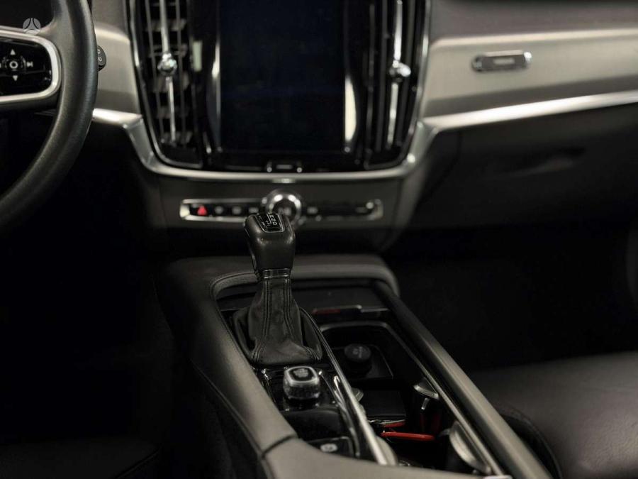 Grey Volvo V90 2017 in Klaipeda, with an engine capacity of 2.00 L and mileage of 238 thousand km for 18650 €, photo 17 on AUTOMOTO.COM.LV