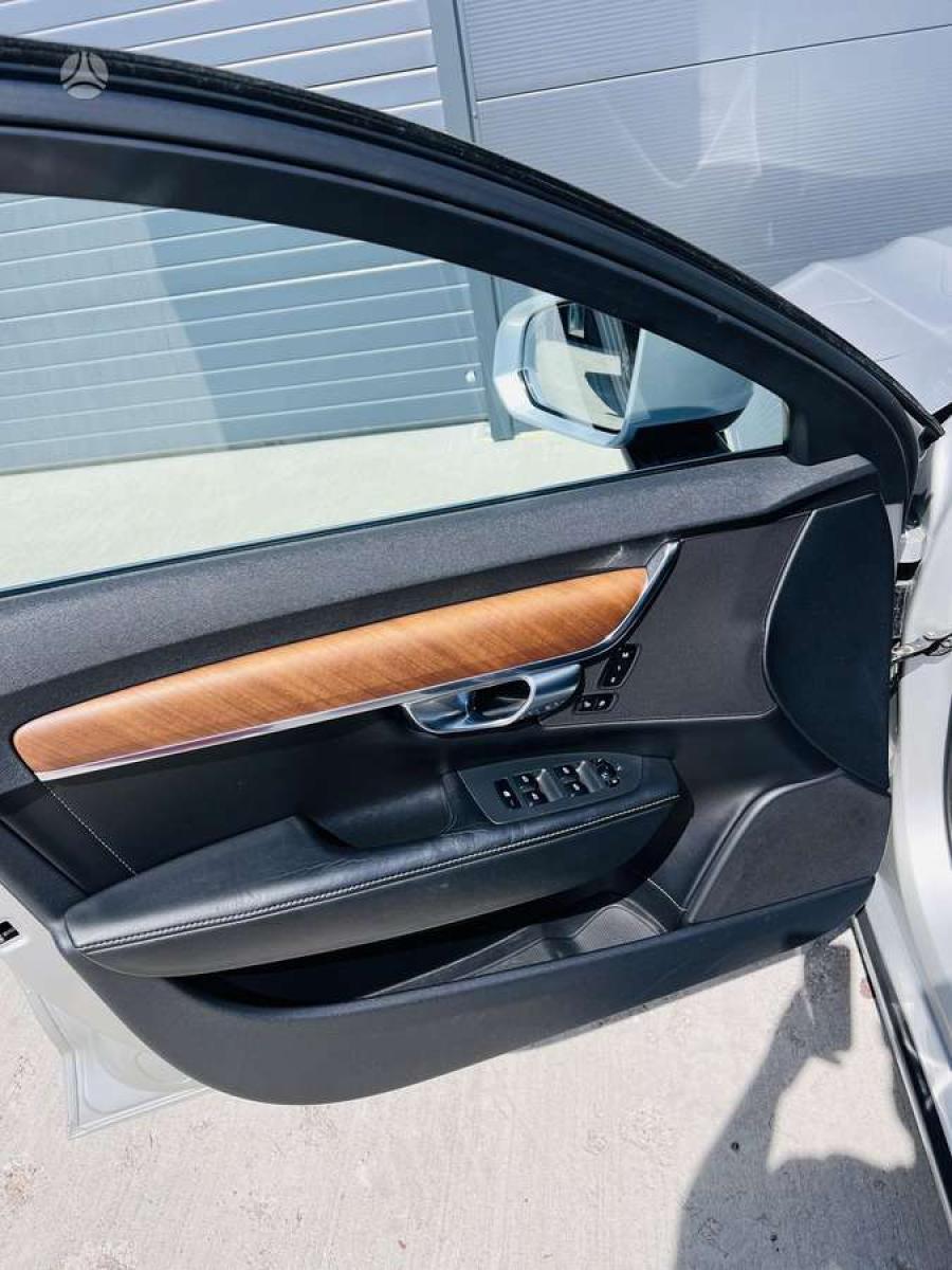 Grey Volvo V90 2017 in Utena, with an engine capacity of 1.97 L and mileage of 295 thousand km for 14950 €, photo 11 on AUTOMOTO.COM.LV
