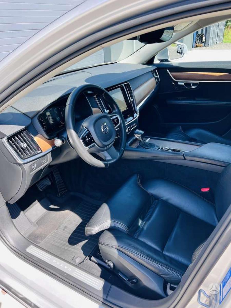 Grey Volvo V90 2017 in Utena, with an engine capacity of 1.97 L and mileage of 295 thousand km for 14950 €, photo 12 on AUTOMOTO.COM.LV