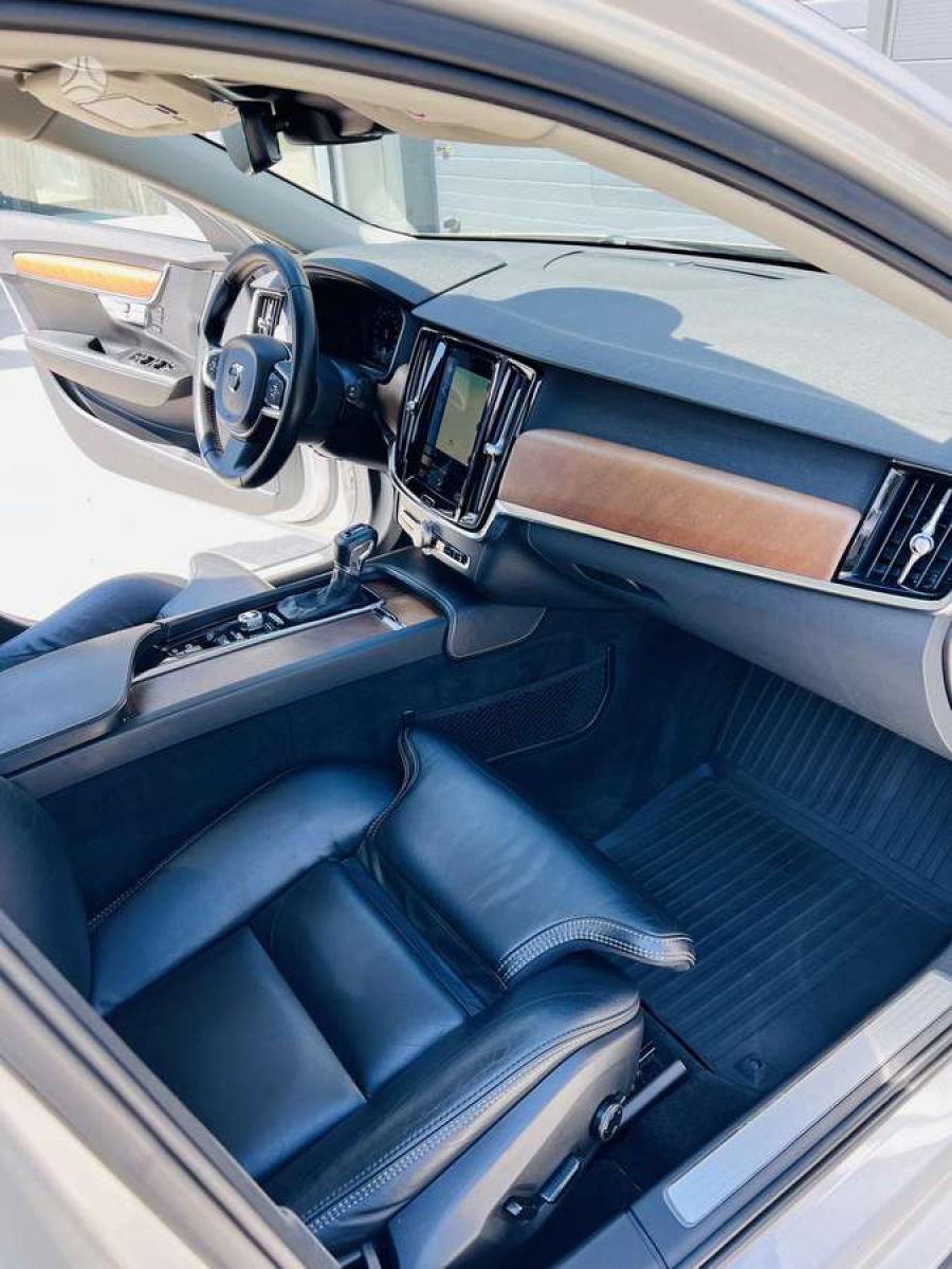 Grey Volvo V90 2017 in Utena, with an engine capacity of 1.97 L and mileage of 295 thousand km for 14950 €, photo 18 on AUTOMOTO.COM.LV