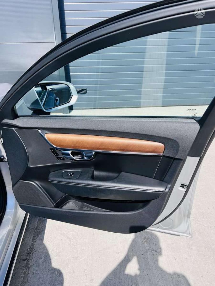 Grey Volvo V90 2017 in Utena, with an engine capacity of 1.97 L and mileage of 295 thousand km for 14950 €, photo 19 on AUTOMOTO.COM.LV
