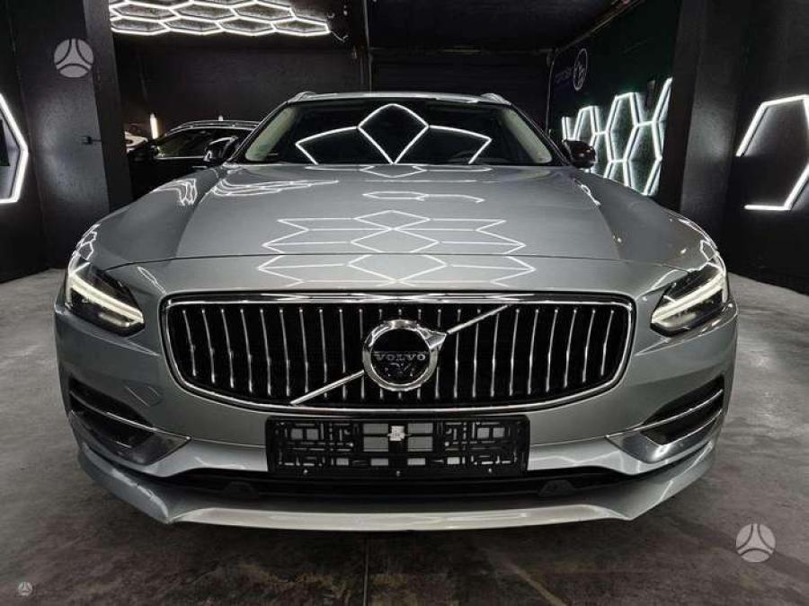 Grey Volvo V90 2017 in Mazeikiai, with an engine capacity of 2.00 L and mileage of 262 thousand km for 15000 €, photo 7 on AUTOMOTO.COM.LV
