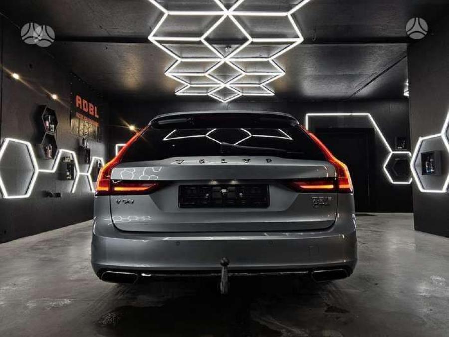 Grey Volvo V90 2017 in Mazeikiai, with an engine capacity of 2.00 L and mileage of 262 thousand km for 15000 €, photo 9 on AUTOMOTO.COM.LV