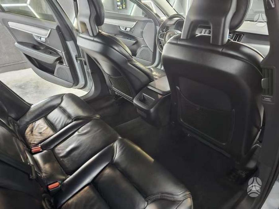 Grey Volvo V90 2017 in Mazeikiai, with an engine capacity of 2.00 L and mileage of 262 thousand km for 15000 €, photo 12 on AUTOMOTO.COM.LV