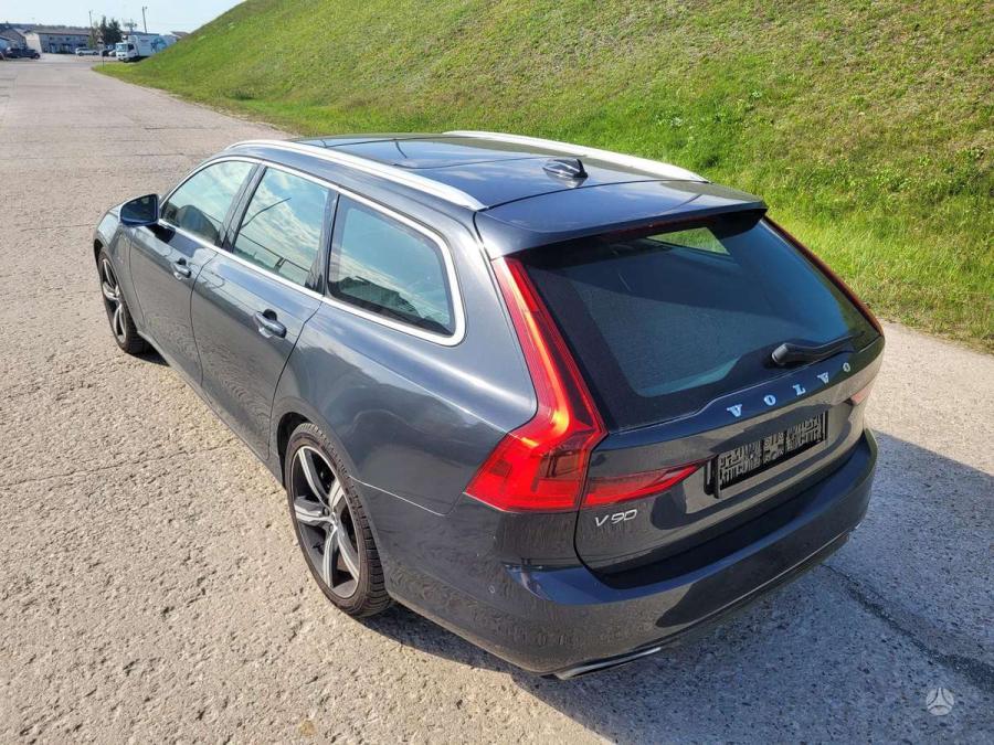 Grey Volvo V90 2017 in Vilnius, with an engine capacity of 1.97 L and mileage of 231 thousand km for 15250 €, photo 4 on AUTOMOTO.COM.LV