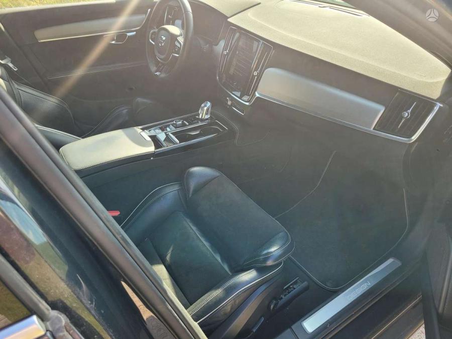 Grey Volvo V90 2017 in Vilnius, with an engine capacity of 1.97 L and mileage of 231 thousand km for 15250 €, photo 15 on AUTOMOTO.COM.LV