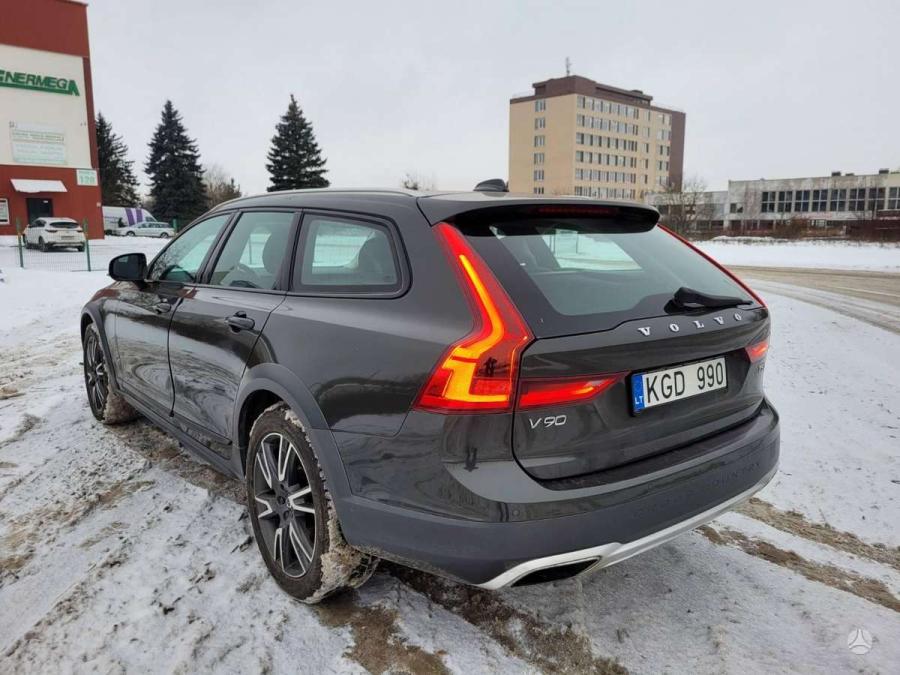 Grey Volvo V90 2018 in Alytus, with an engine capacity of 1.97 L and mileage of 383 thousand km for 16000 €, photo 4 on AUTOMOTO.COM.LV