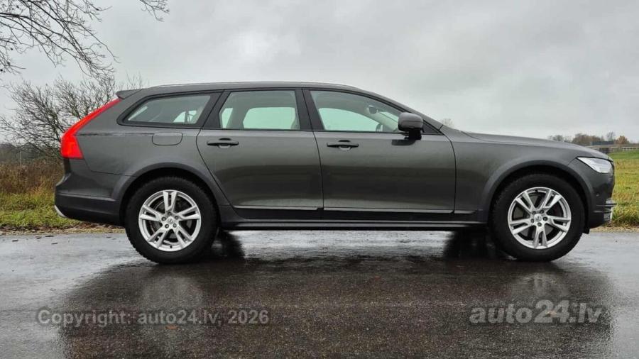 Grey Volvo V90 2018 in Tallinn, with an engine capacity of 2.00 L and mileage of 204 thousand km for 19900 €, photo 2 on AUTOMOTO.COM.LV