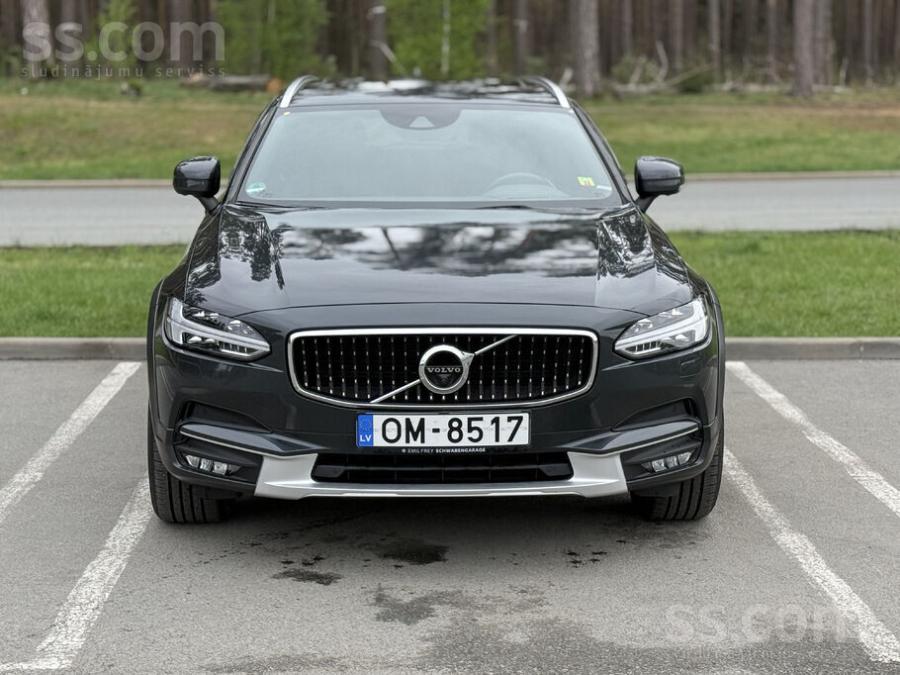Grey Volvo V90 2018 in Riga, with an engine capacity of 2.00 L and mileage of 151 thousand km for 24750 €, photo 3 on AUTOMOTO.COM.LV