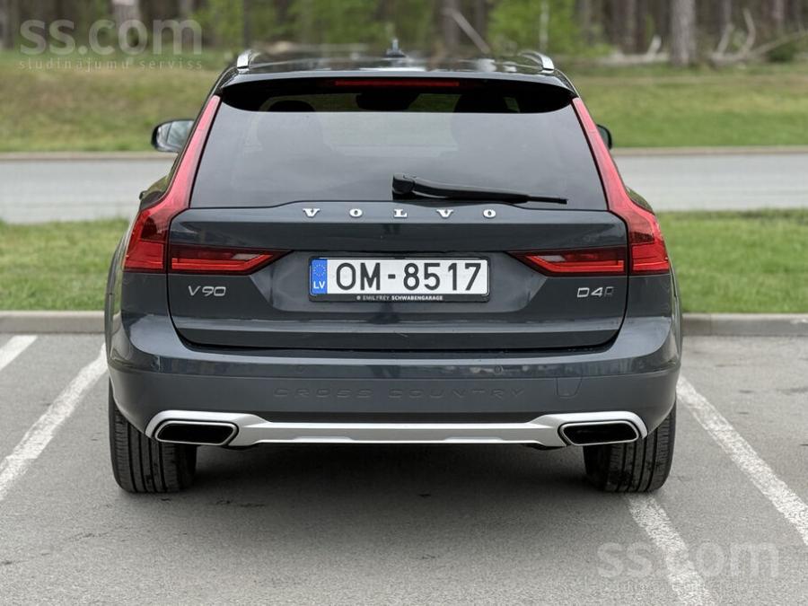 Grey Volvo V90 2018 in Riga, with an engine capacity of 2.00 L and mileage of 151 thousand km for 24750 €, photo 8 on AUTOMOTO.COM.LV