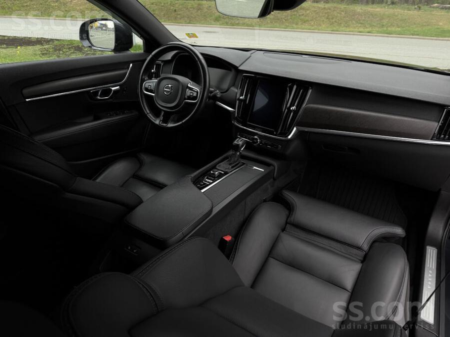 Grey Volvo V90 2018 in Riga, with an engine capacity of 2.00 L and mileage of 151 thousand km for 24750 €, photo 14 on AUTOMOTO.COM.LV