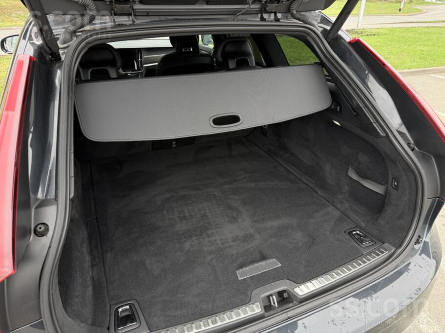 Grey Volvo V90 2018 in Riga, with an engine capacity of 2.00 L and mileage of 151 thousand km for 24750 €, photo 18 on AUTOMOTO.COM.LV