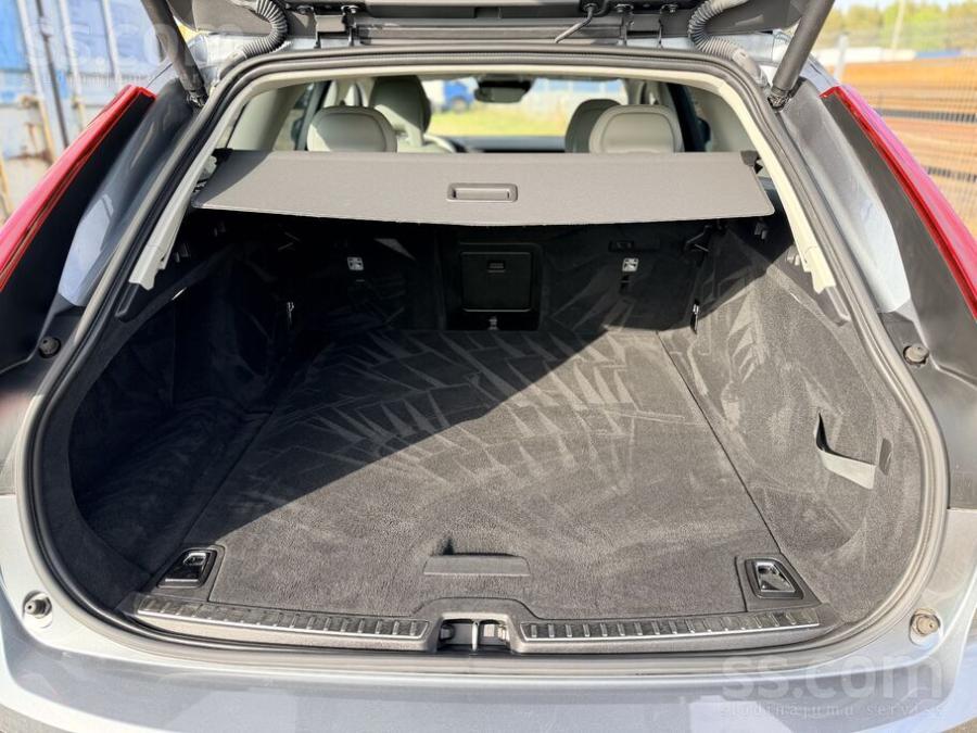 Pelēks Volvo V90 2018 Rīga, ar dzinēja tilpumu 2.00 L un nobraukumu 215 tūkst. km par 18995 €, foto 6 vietnē AUTOMOTO.COM.LV