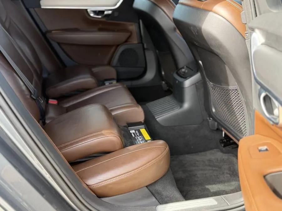 Pelēks Volvo V90 2018 Rīga, ar dzinēja tilpumu 2.00 L un nobraukumu 157 tūkst. km par 19990 €, foto 15 vietnē AUTOMOTO.COM.LV