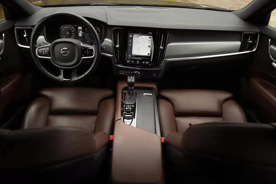 Grey Volvo V90 2018 in Jelgava, with an engine capacity of 2.00 L and mileage of 187 thousand km for 15000 €, photo 8 on AUTOMOTO.COM.LV