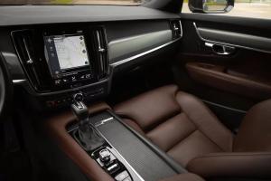 Grey Volvo V90 2018 in Jelgava, with an engine capacity of 2.00 L and mileage of 187 thousand km for 15000 €, photo 10 on AUTOMOTO.COM.LV