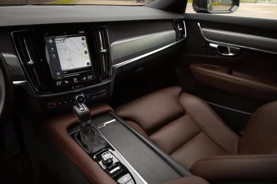 Grey Volvo V90 2018 in Jelgava, with an engine capacity of 2.00 L and mileage of 187 thousand km for 15000 €, photo 10 on AUTOMOTO.COM.LV