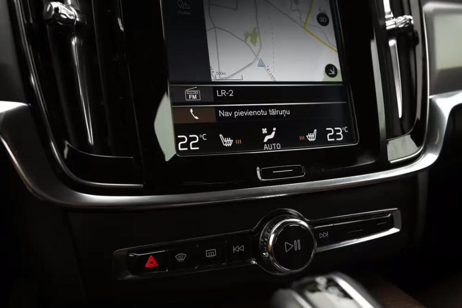 Grey Volvo V90 2018 in Jelgava, with an engine capacity of 2.00 L and mileage of 187 thousand km for 15000 €, photo 13 on AUTOMOTO.COM.LV