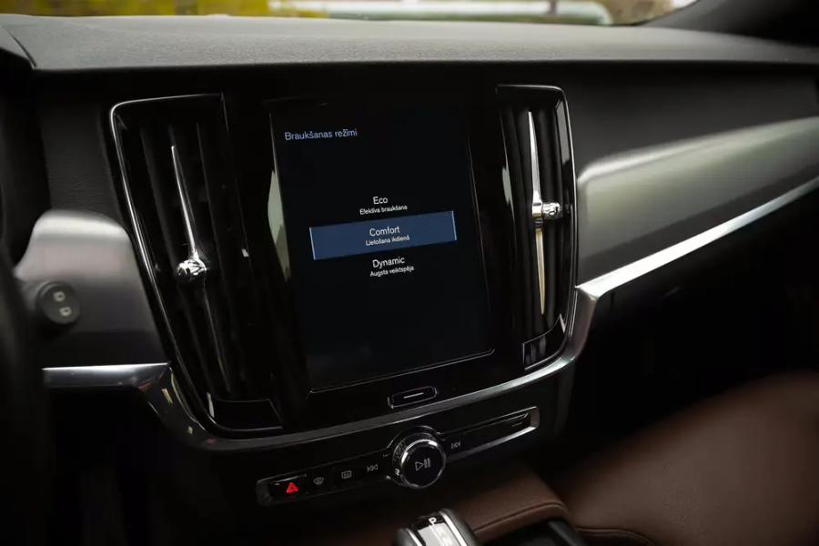 Grey Volvo V90 2018 in Jelgava, with an engine capacity of 2.00 L and mileage of 187 thousand km for 15000 €, photo 14 on AUTOMOTO.COM.LV