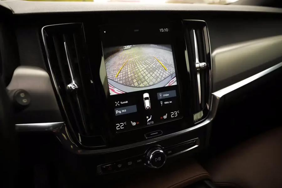 Grey Volvo V90 2018 in Jelgava, with an engine capacity of 2.00 L and mileage of 187 thousand km for 15000 €, photo 15 on AUTOMOTO.COM.LV