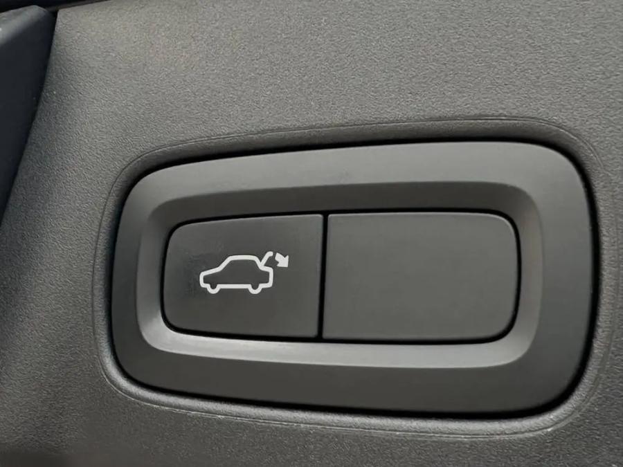 Pelēks Volvo V90 2018 Jelgava, ar dzinēja tilpumu 2.00 L un nobraukumu 220 tūkst. km par 18300 €, foto 14 vietnē AUTOMOTO.COM.LV