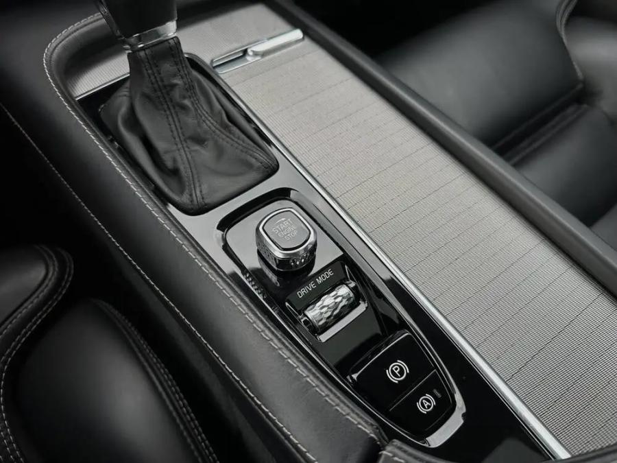 Pelēks Volvo V90 2018 Jelgava, ar dzinēja tilpumu 2.00 L un nobraukumu 220 tūkst. km par 18300 €, foto 18 vietnē AUTOMOTO.COM.LV