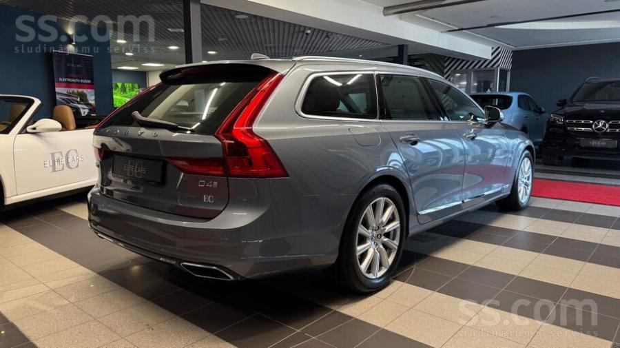 Grey Volvo V90 2018 in Riga, with an engine capacity of 2.00 L and mileage of 196 thousand km for 16990 €, photo 3 on AUTOMOTO.COM.LV
