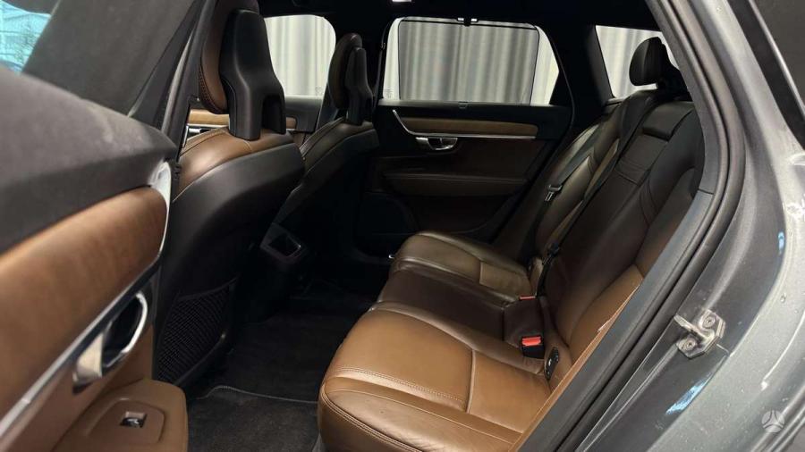 Pelēks Volvo V90 2018 Rīga, ar dzinēja tilpumu 2.00 L un nobraukumu 196 tūkst. km par 16990 €, foto 18 vietnē AUTOMOTO.COM.LV
