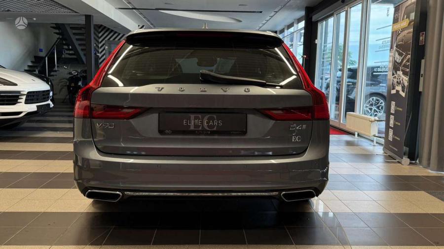 Grey Volvo V90 2018 in Riga, with an engine capacity of 2.00 L and mileage of 196 thousand km for 16990 €, photo 7 on AUTOMOTO.COM.LV